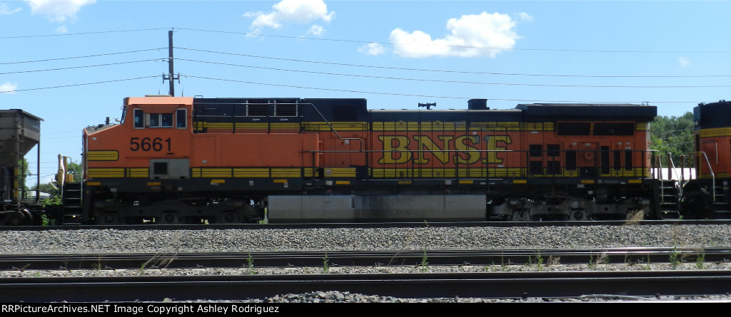 BNSF 5661